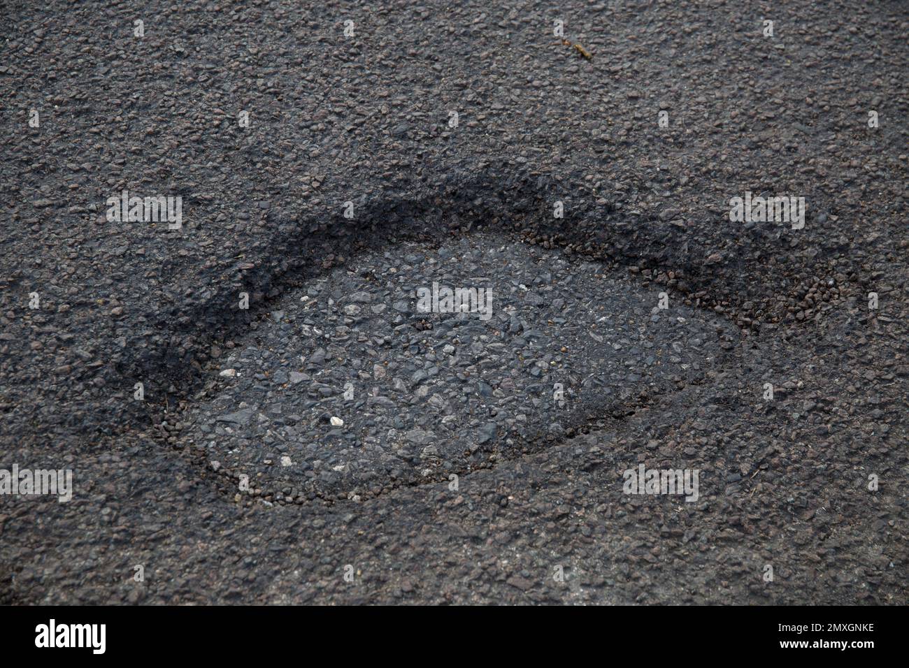 Hole in road Banque de photographies et d’images à haute résolution - Alamy