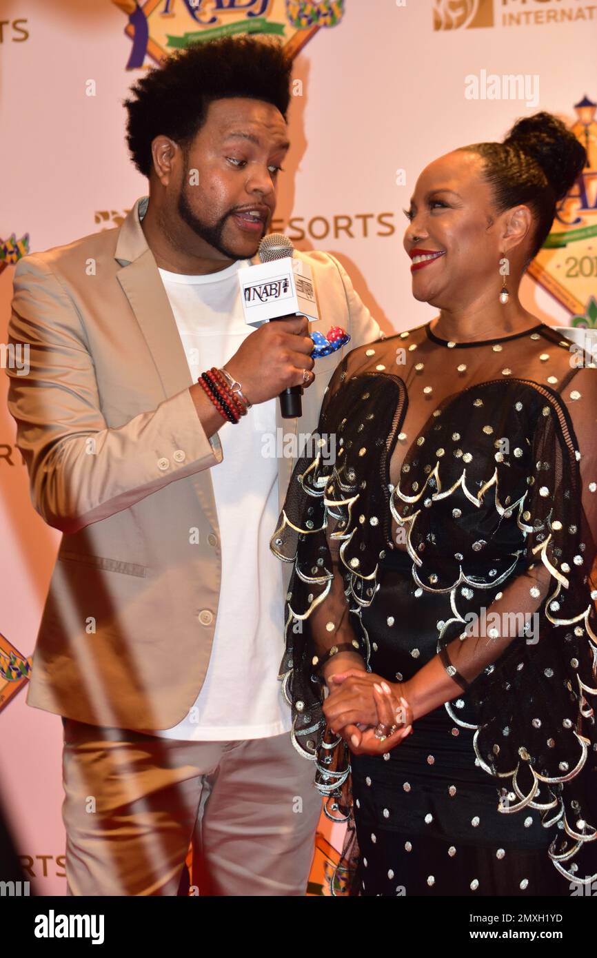 Jawn Murray interroge Lynn Whitfield sur le tapis rouge. Whitfield ...