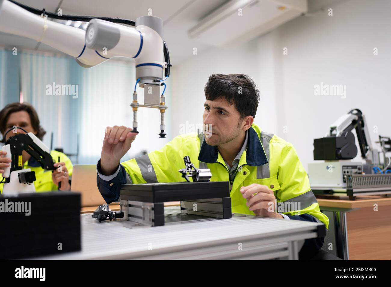 Contrôle et contrôle par l'ingénieur soudage robotique machine à bras ...