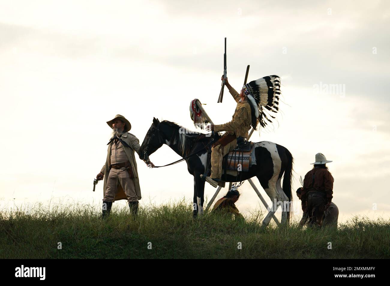 cowboy sur son cheval pendant la course des chevaux et, en arrière-plan ...