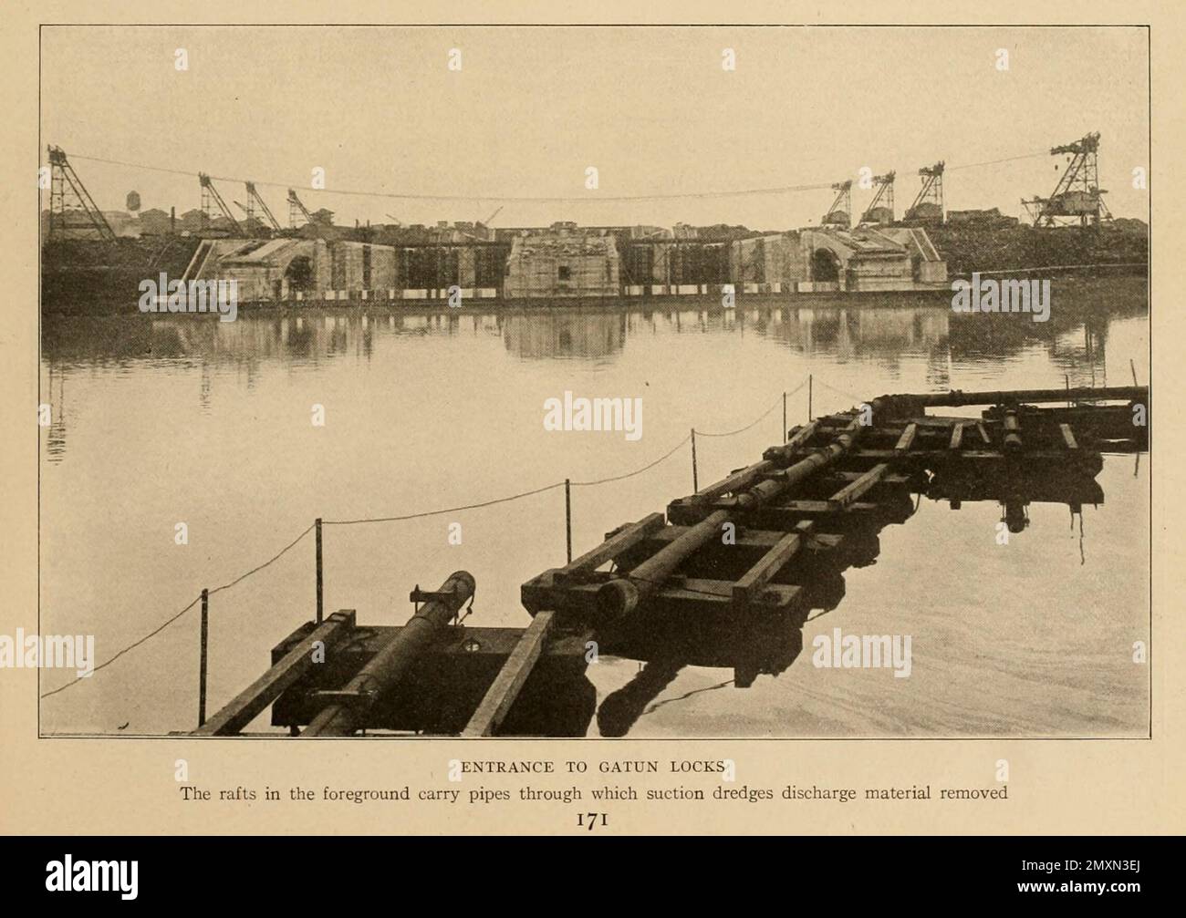 Entrée à Gatun écluses les radeaux au premier plan portent des tuyaux ...