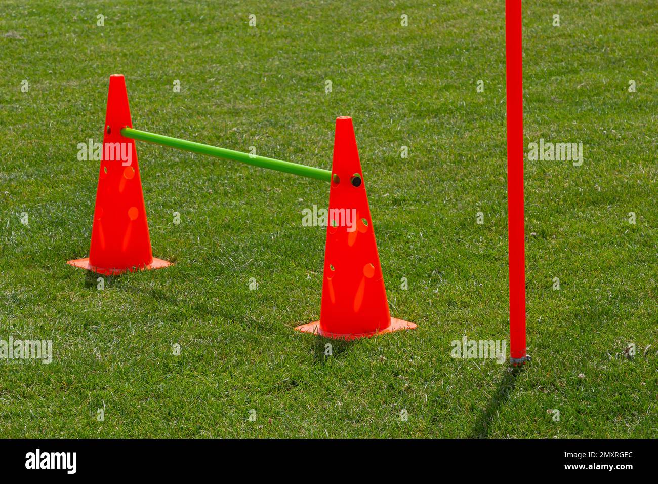 Cône de plastique et pour le football de la formation. Aire de sports ...