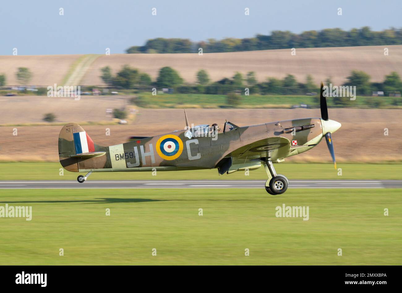 Spitfire Mk VB BM597 de la collection d'avions historiques de Duxford débarquant sur l'herbe. L ...
