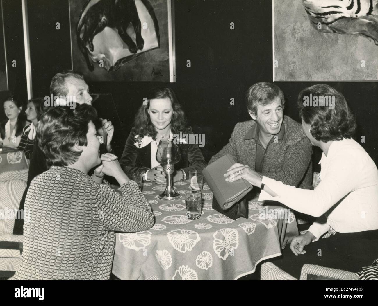 L'actrice italienne Laura Antonelli avec l'acteur français Jean-Paul ...