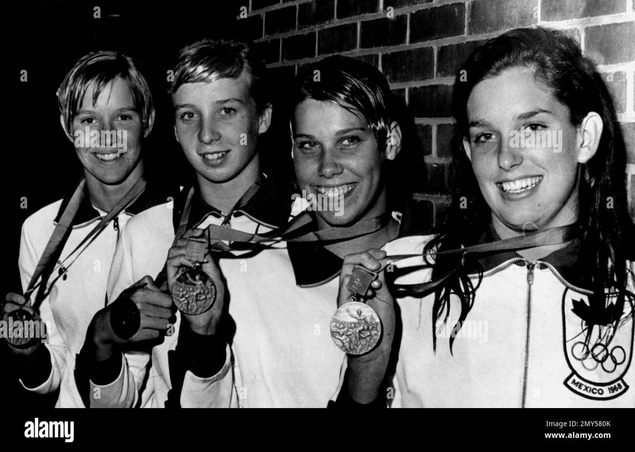L'équipe canadienne de relais freestyle de 400 mètres est montrée dans ...