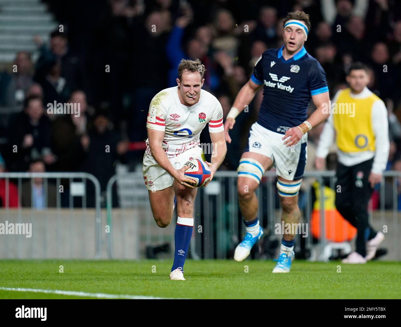 Le Max Malins d'Angleterre continue à marquer la deuxième tentative de ...
