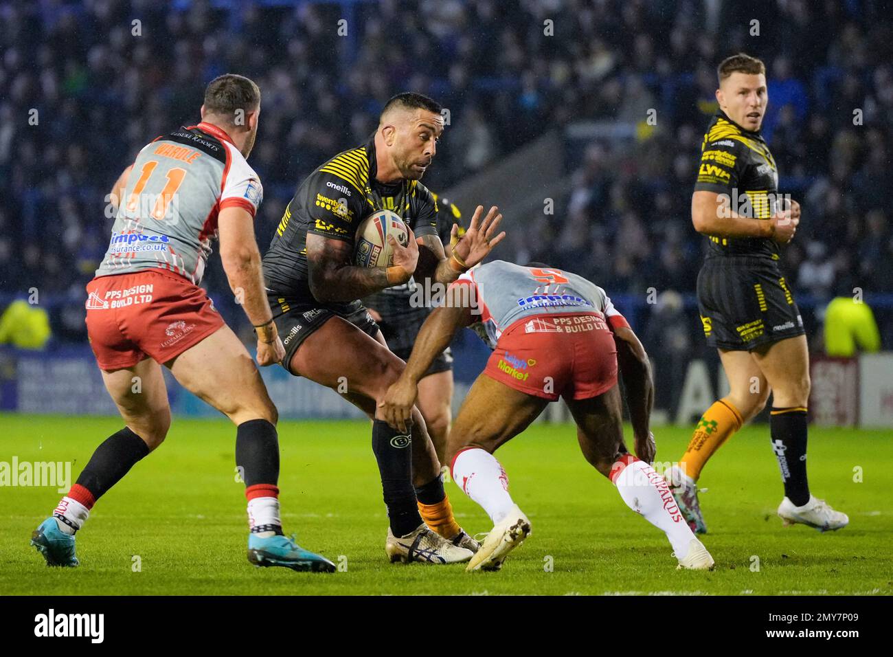 Paul Vaughan #10 de Warrington Wolves court à Edwin Ipape #9 de Leigh ...
