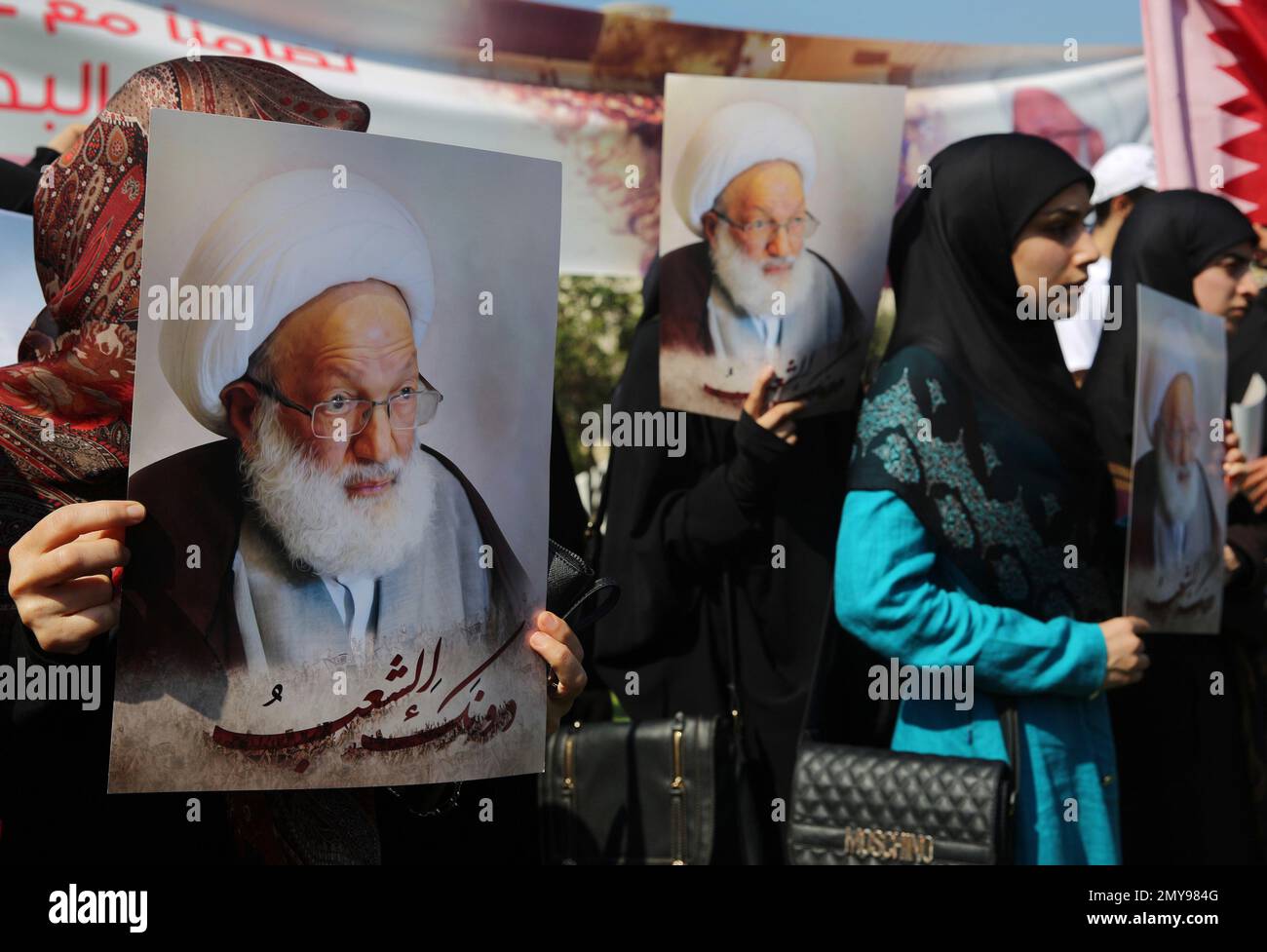 Lebanese women hold pictures of Bahrain's top Shiite religious figure ...