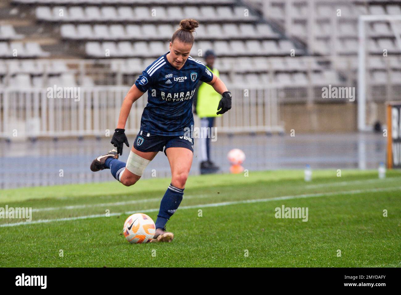 Thea Greboval du FC Paris contrôle le ballon lors du championnat de ...