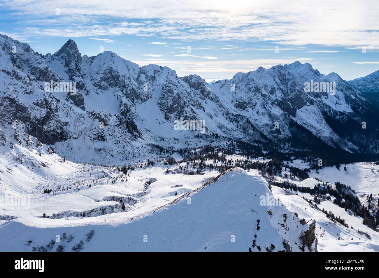 Vue aérienne du Campelli di Schilpario et du Cimone della Bagozza en ...