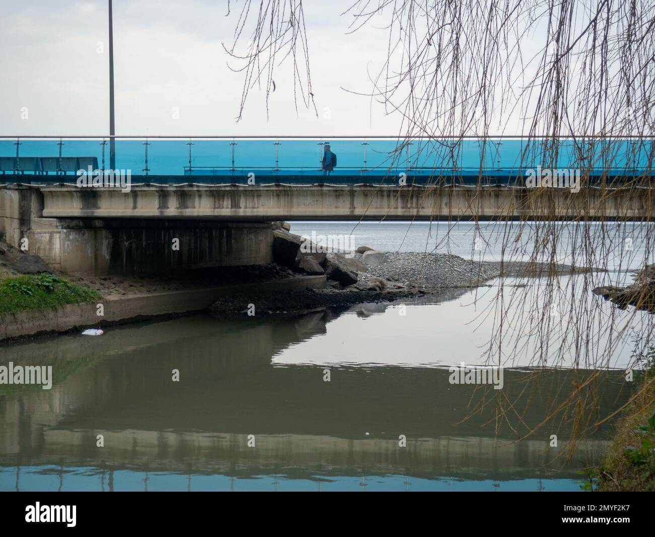 Un homme marche le long du pont le long de la mer. Marche dans la ...