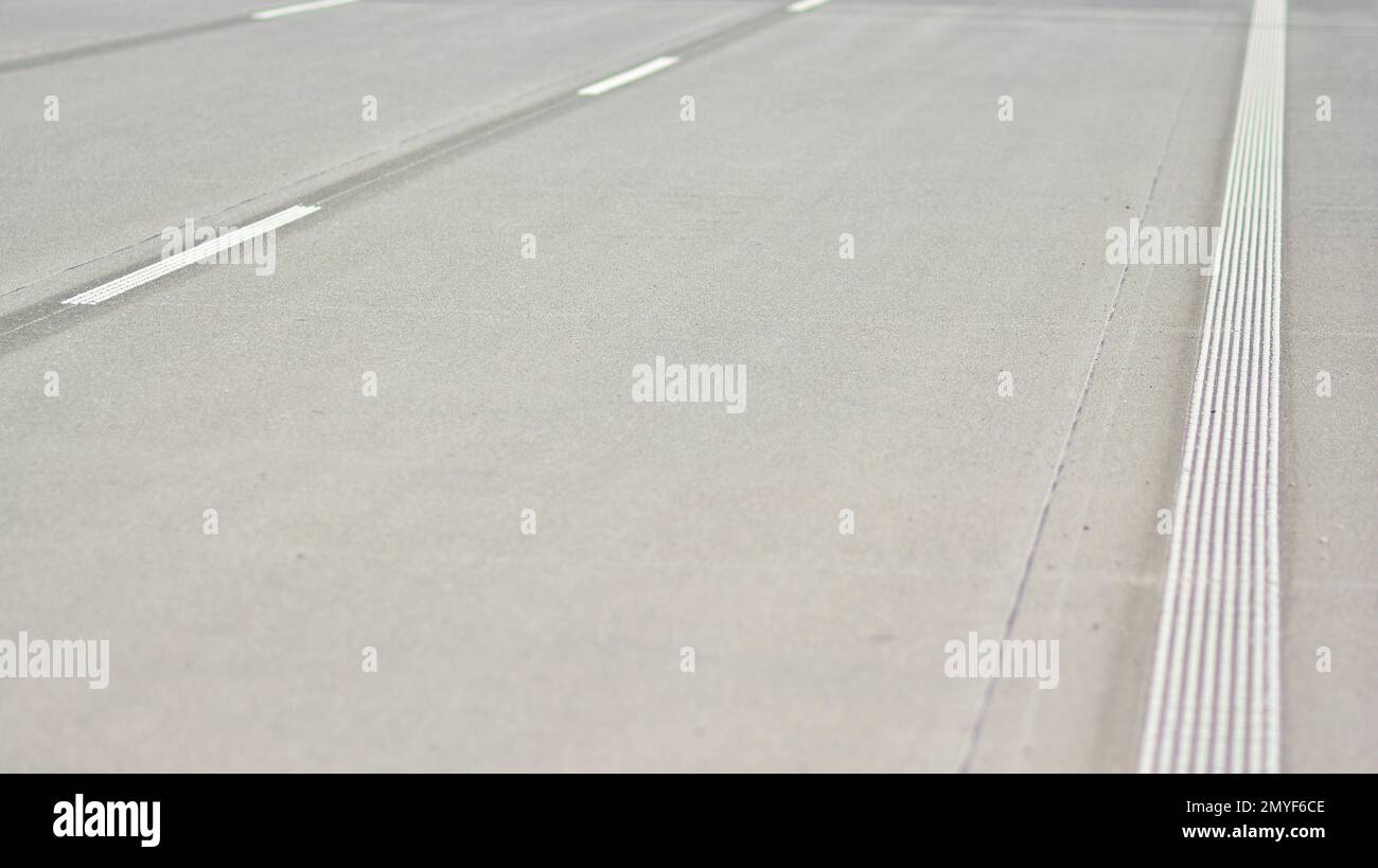 Autoroute moderne droite en béton avec marquage routier brillant ...