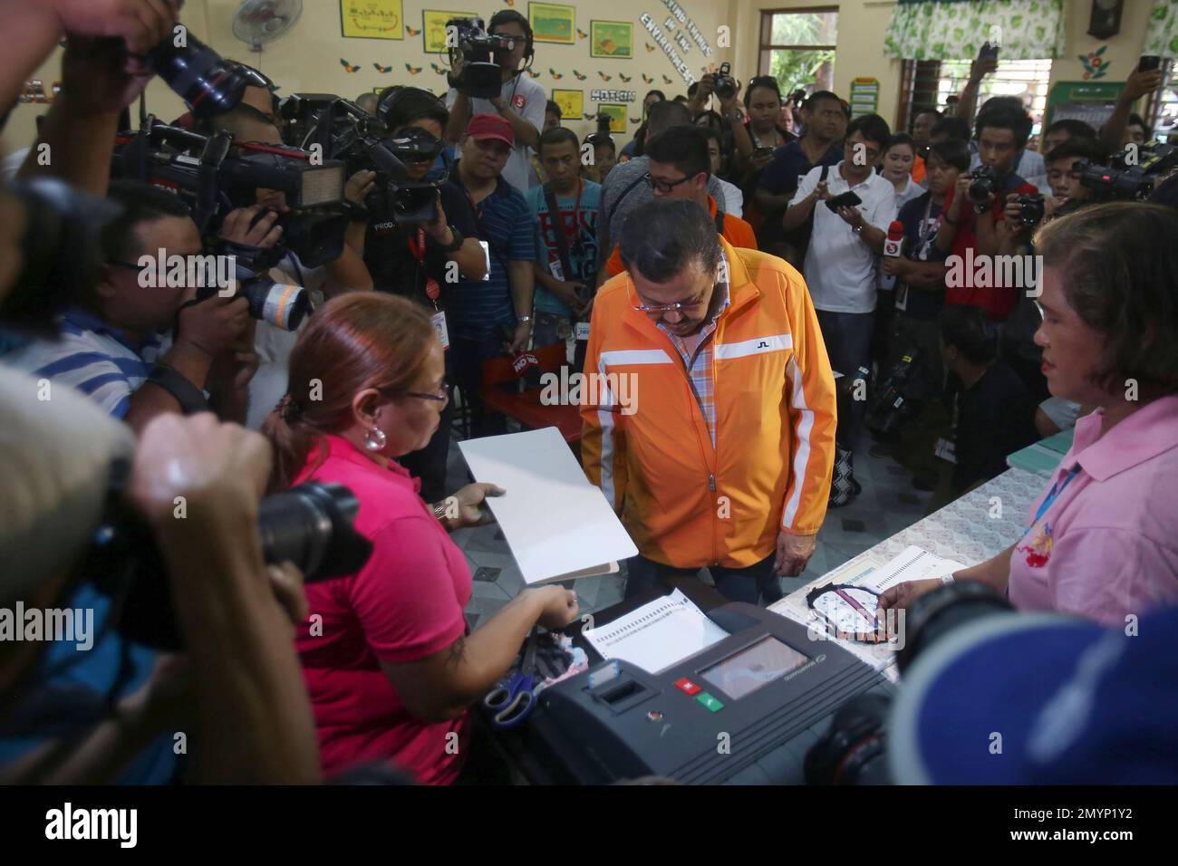 Former Philippine President and now Manila Mayor Joseph Estrada, center ...