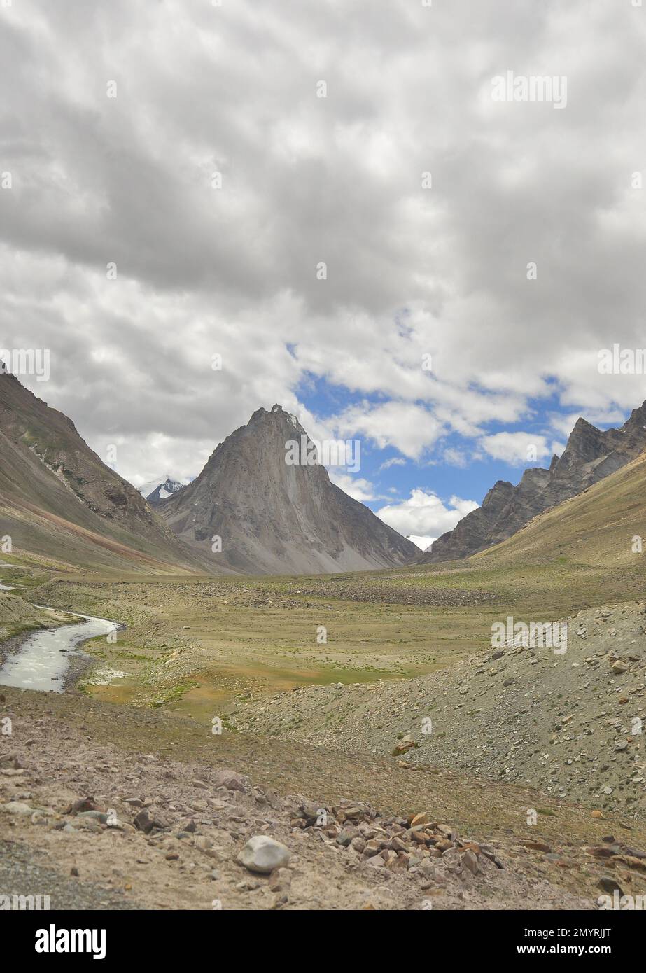 Un beau mont sacré Gumbok Rangan (Gonbo Rangjon) avec le fleuve Kargyak ...