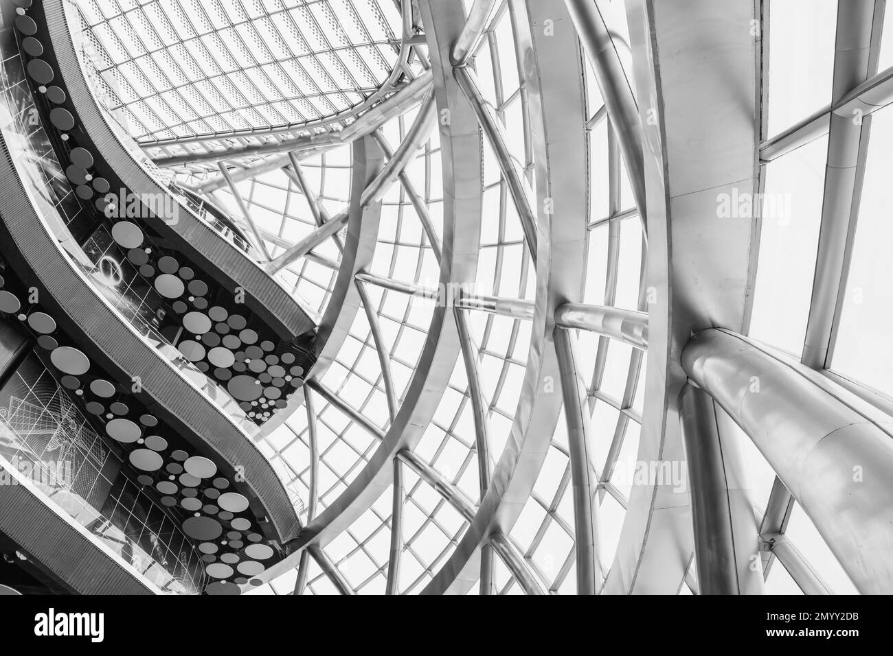 Mur en verre d'acier, atrium avec toit en verre, panneaux solaires et ...