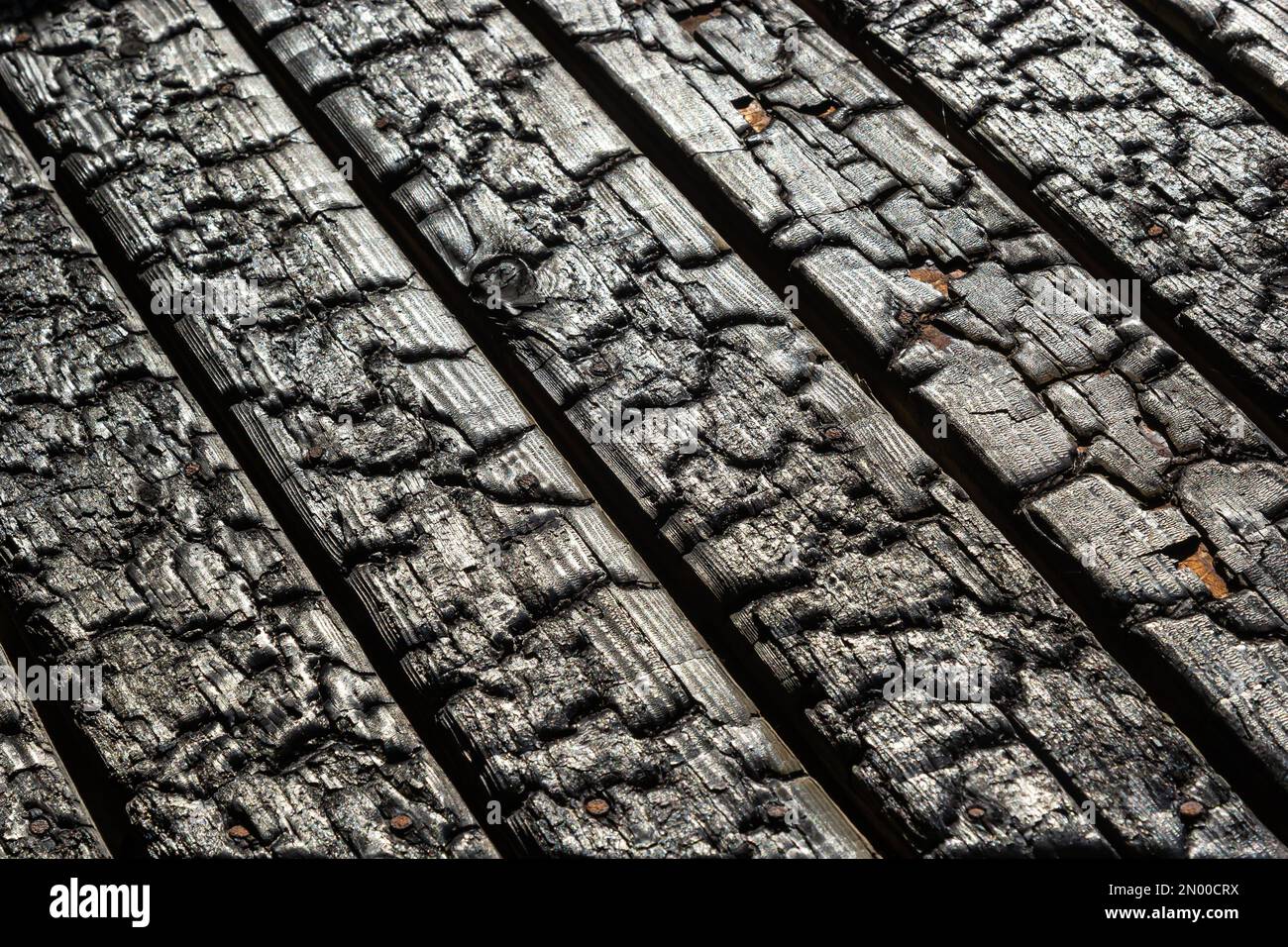 Fond barbecue. Texture bois brûlé. Surface de bois dur rayée brûlée ...