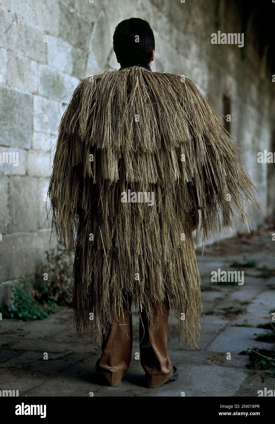 COROZA - CAPA de junco o de paja, generalmente con capucha, que usan ...