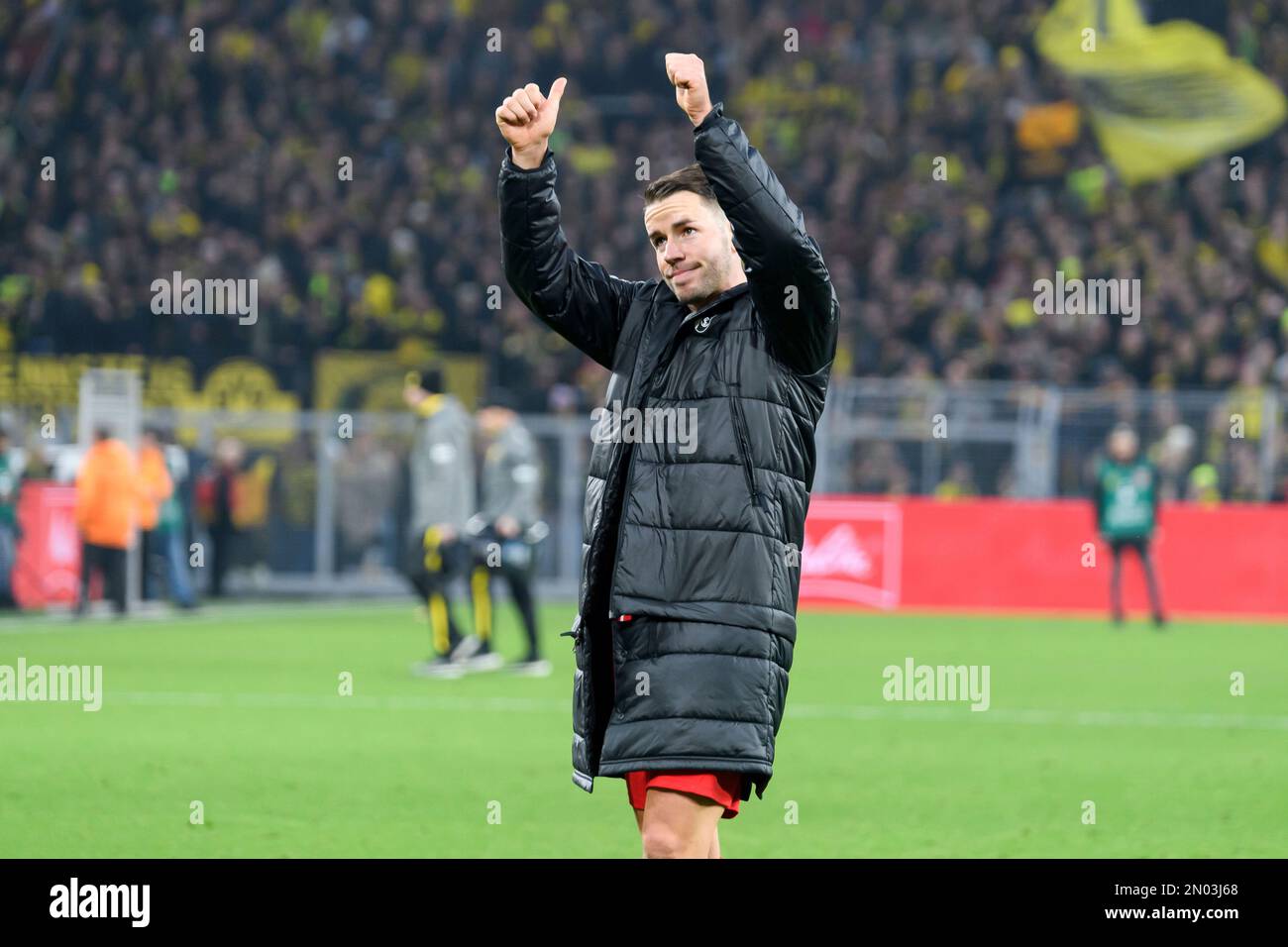 Christian GUENTER (Gunter, FR) lève ses pouces et remercie les fans ...