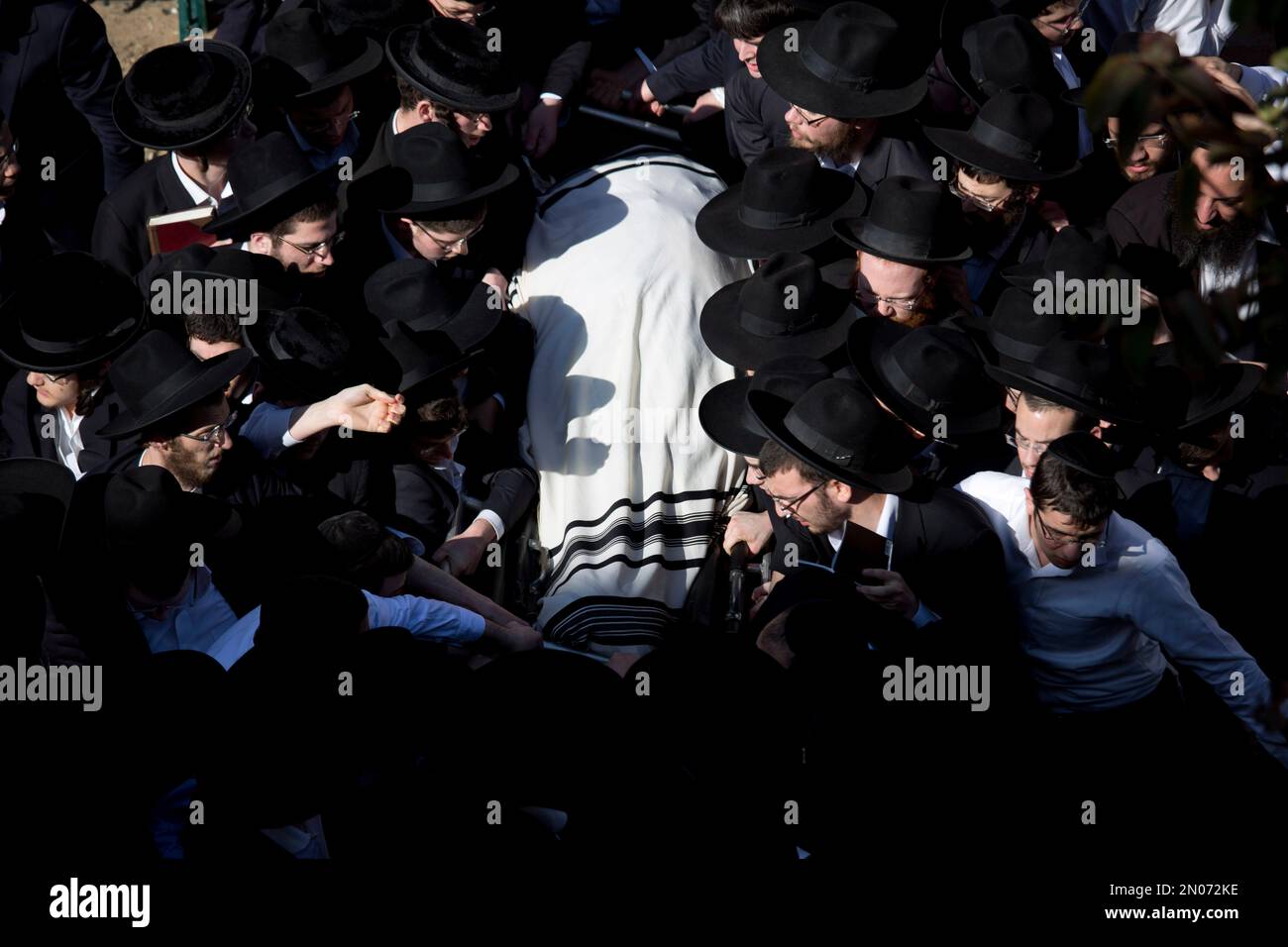 Ultra-Orthodox Jews carry the body of Rabbi Chaim Shlomo Leibowitz ...