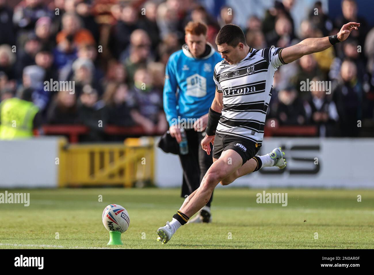 Jake Clifford #7 de Hull FC se convertit pour un but pendant le match ...