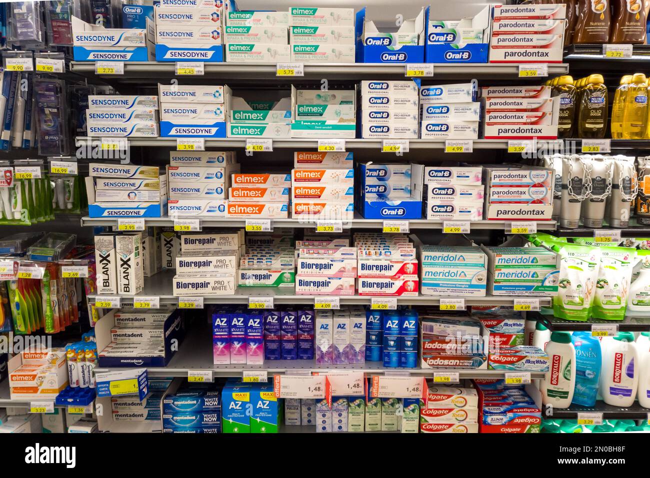 Italie - 5 février; 2023: Différents types et marques de dentifrice ...
