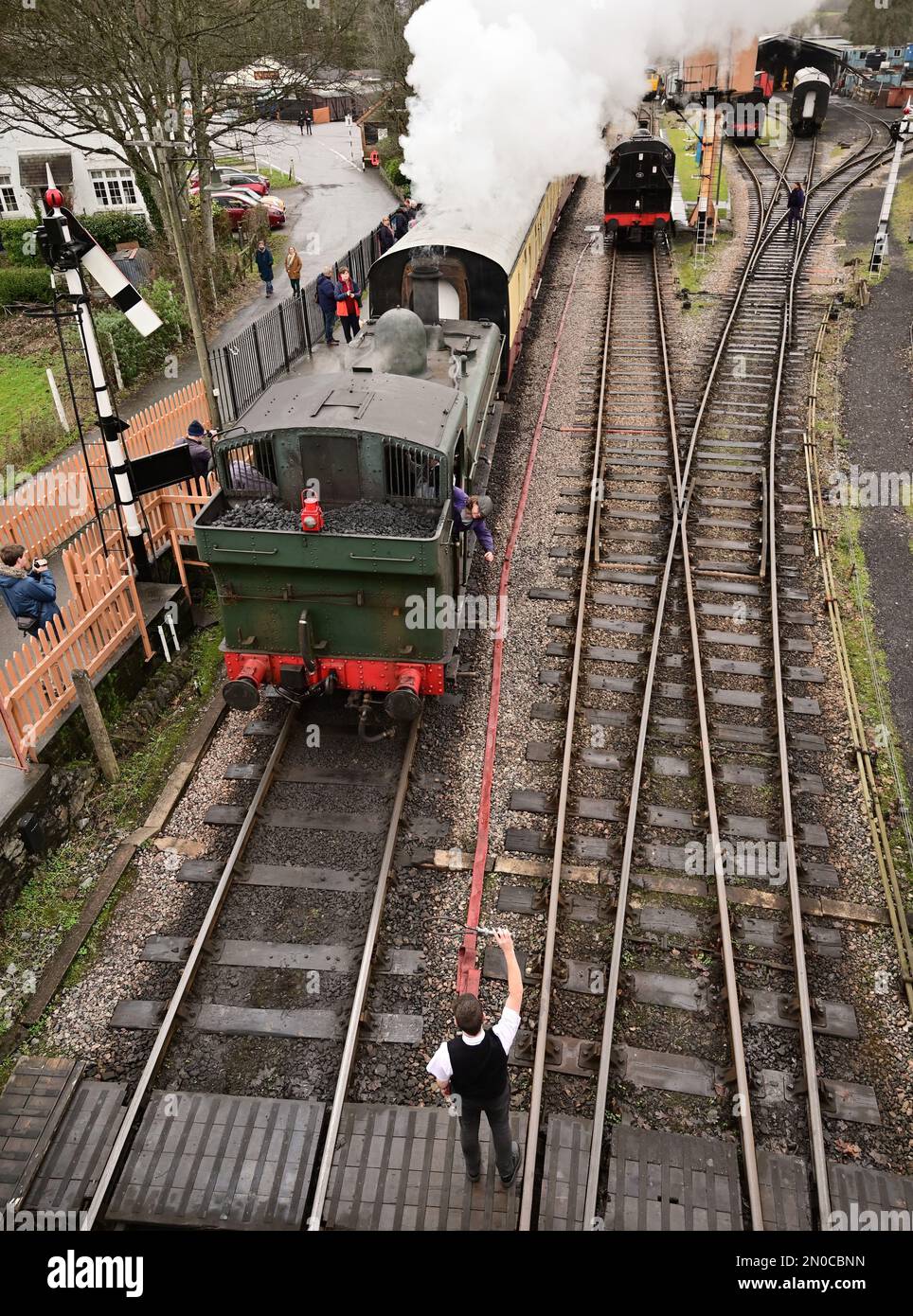 Le pompier du réservoir de pannier GWR n° 6430 est sur le point de ...