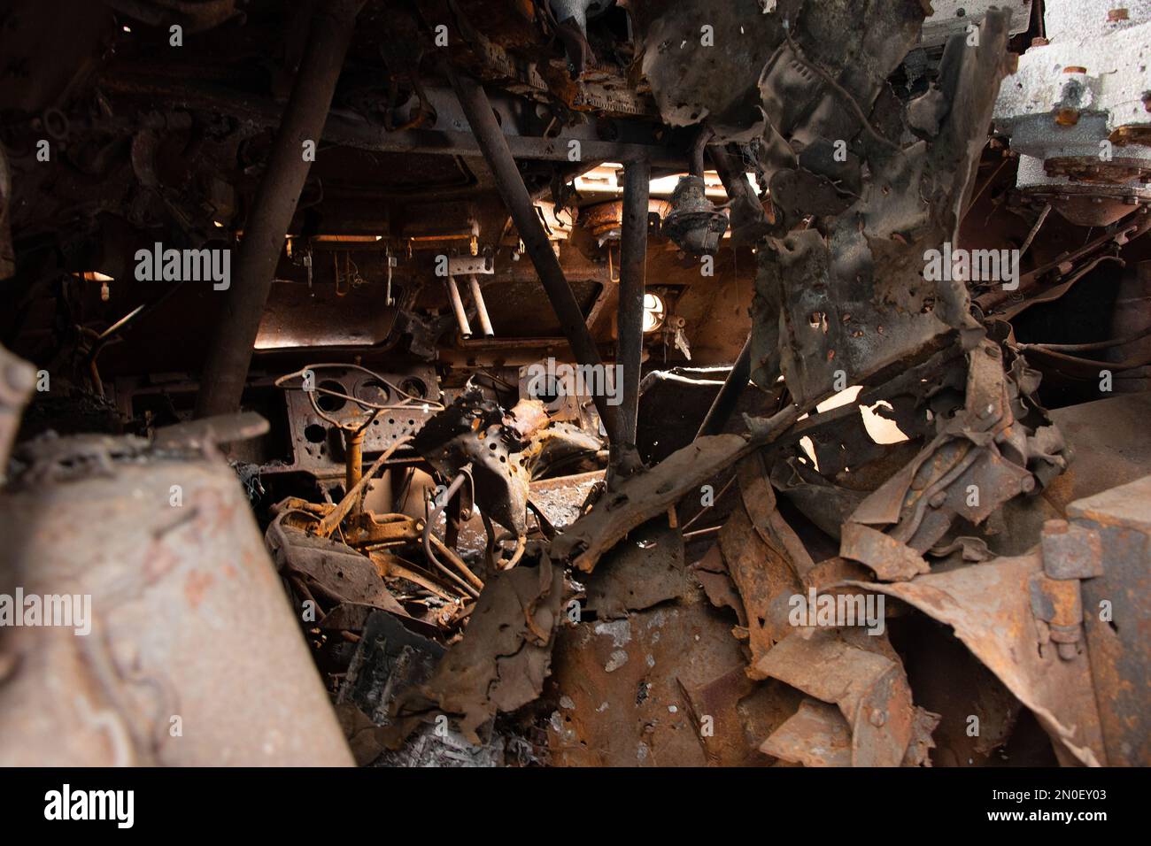 Un char russe qui a explosé se tient en Ukraine pendant la guerre de ...