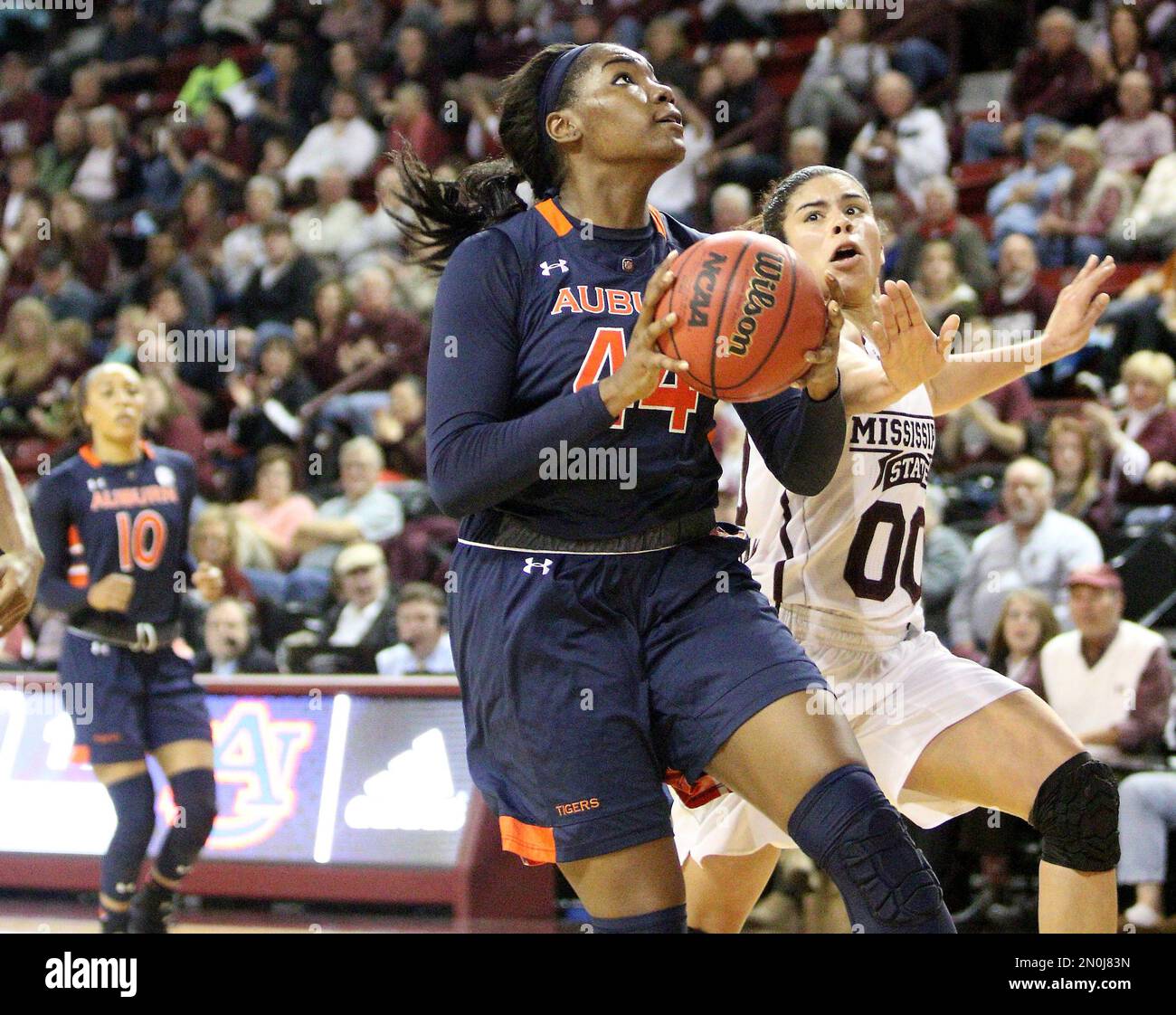 Auburn forward/center Tra'Cee Tanner (44) drives toward the basket past ...