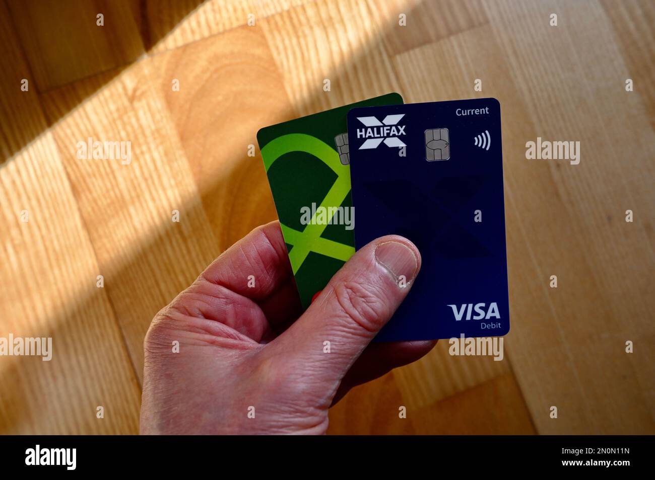 Contactless visa debit card Banque de photographies et d’images à haute ...