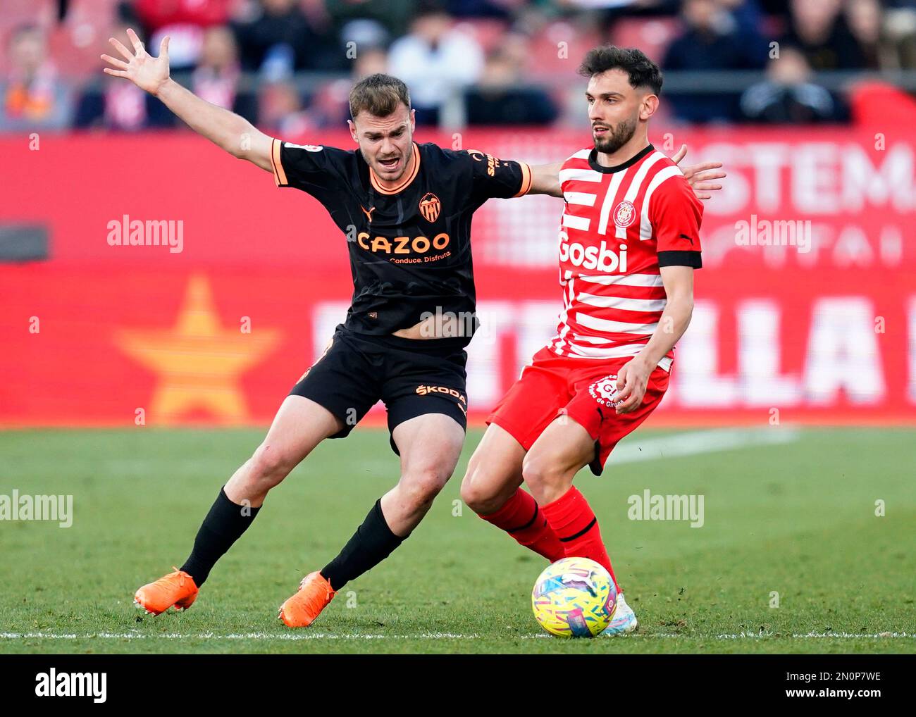 Toni Lato du FC Valencia et Ivan Martin du FC Girona lors du match de ...