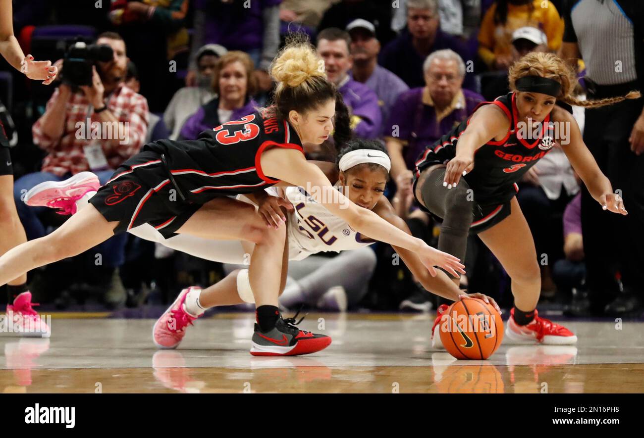 LSU Lady Tigers avance Angel Reese (10) avec Georgia Lady Bulldogs ...