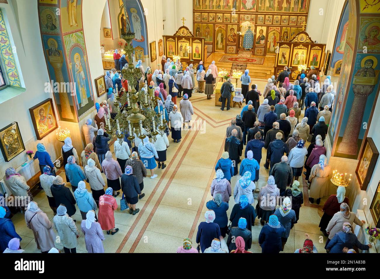Église orthodoxe personnes prière Dieu traditions bougies à l'intérieur du Christ foi ...