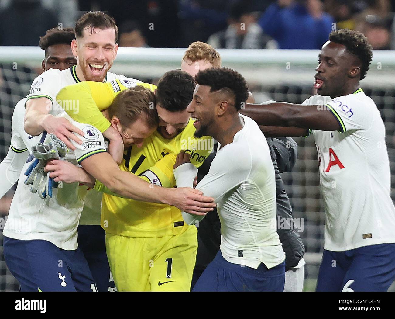 Les joueurs mob Tottenham Hotspur Harry Kane après qu'il donne un ...