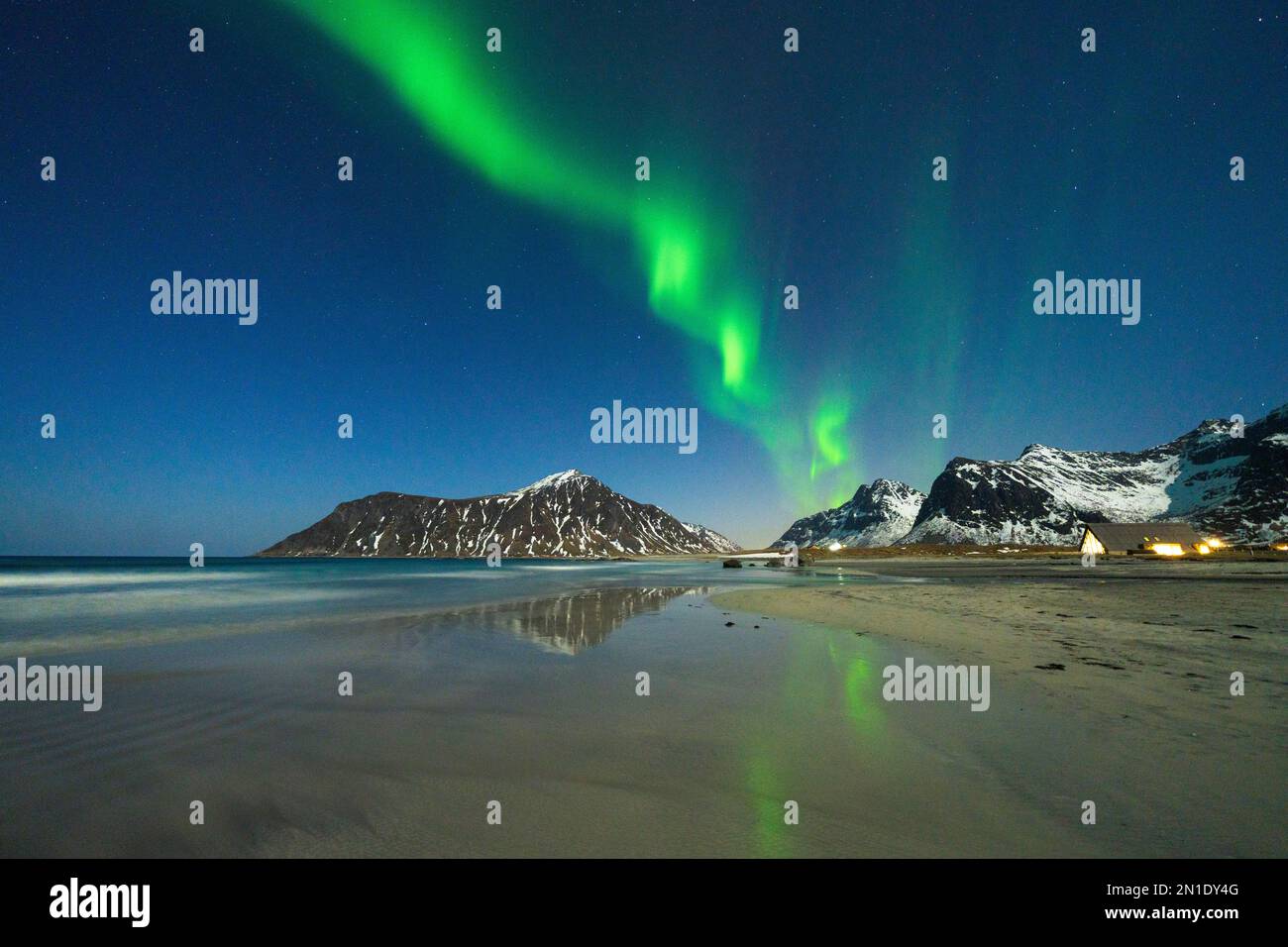 Aurores boréales (Aurora Borealis) sur des montagnes enneigées ...