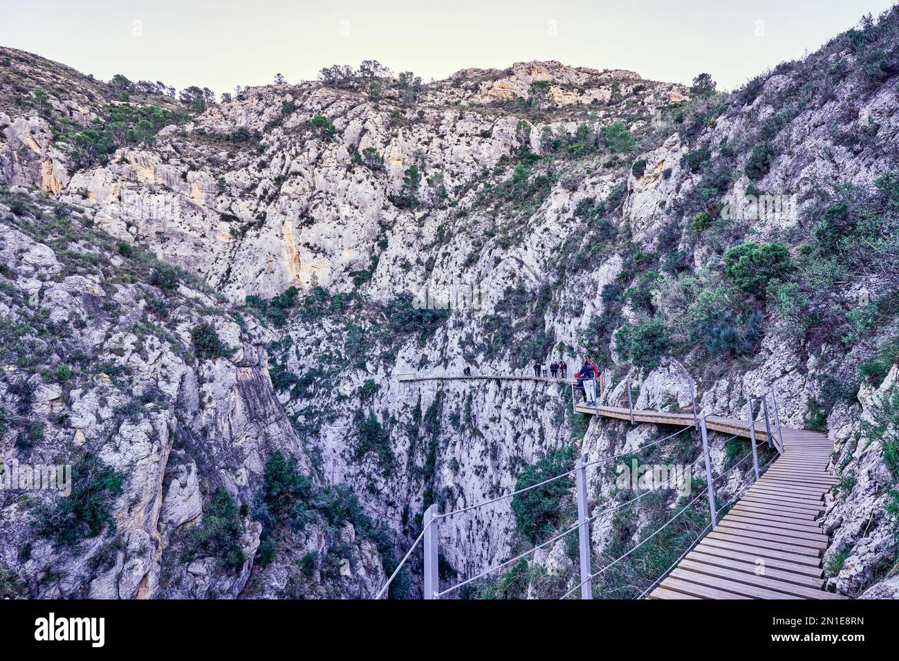 Caminito ou passerelle de Relleu. La passerelle du barrage de Relleu ...