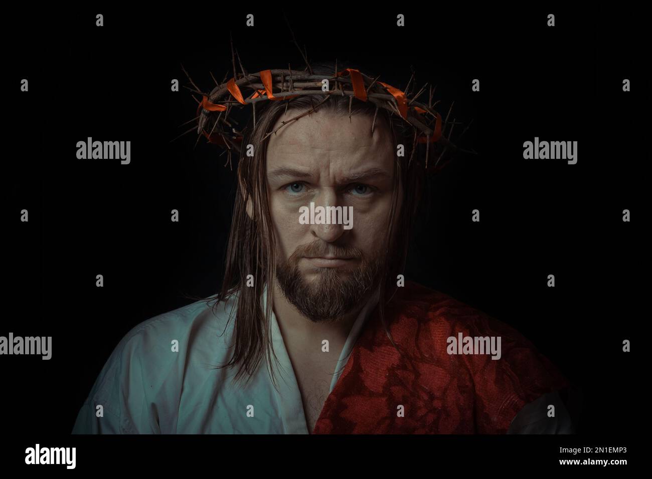 Jeune homme beau qui porte une couronne Banque de photographies et d’images à haute résolution ...
