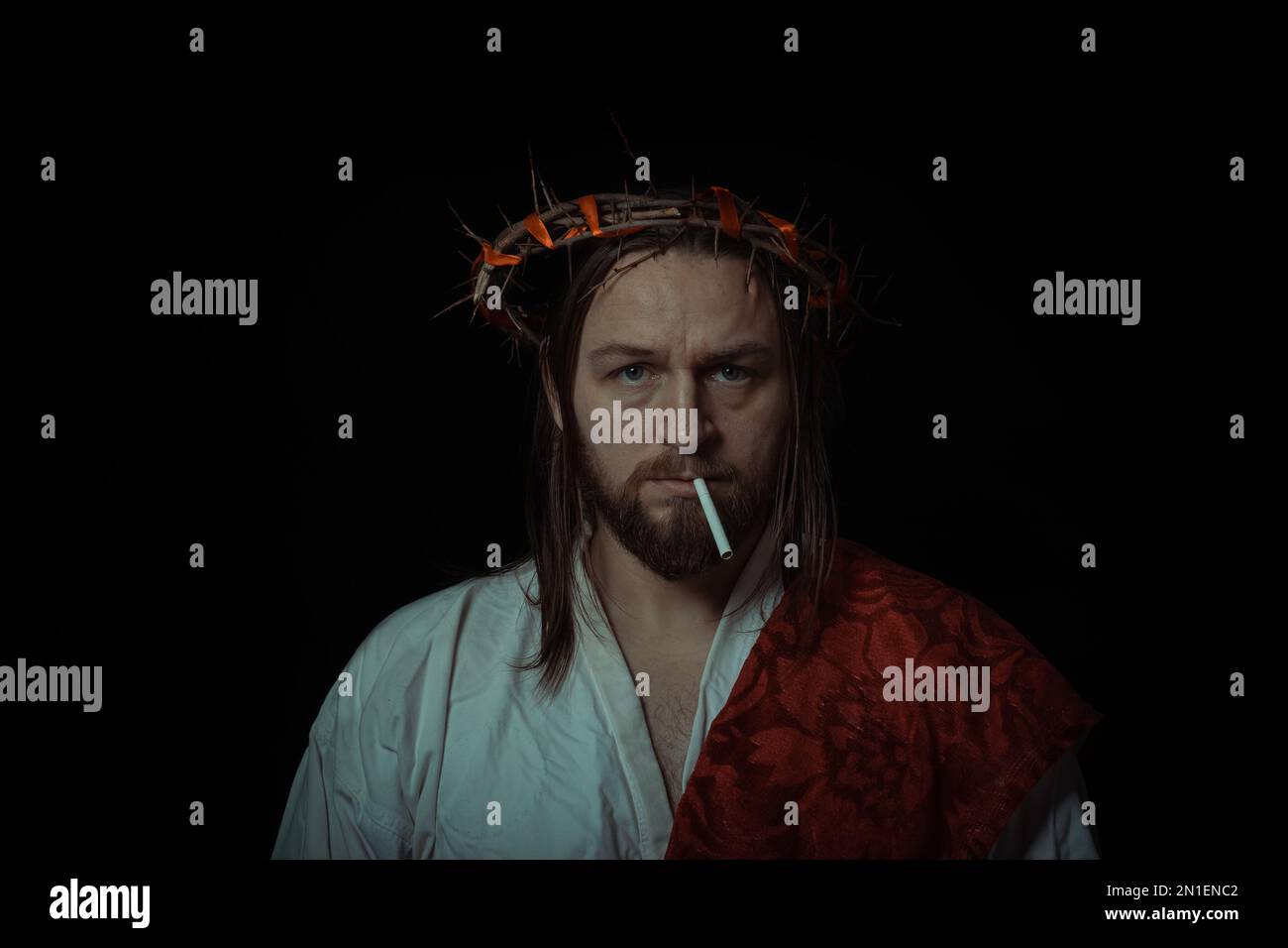 Jésus-Christ fume une cigarette portant une couronne d'épines et de ...