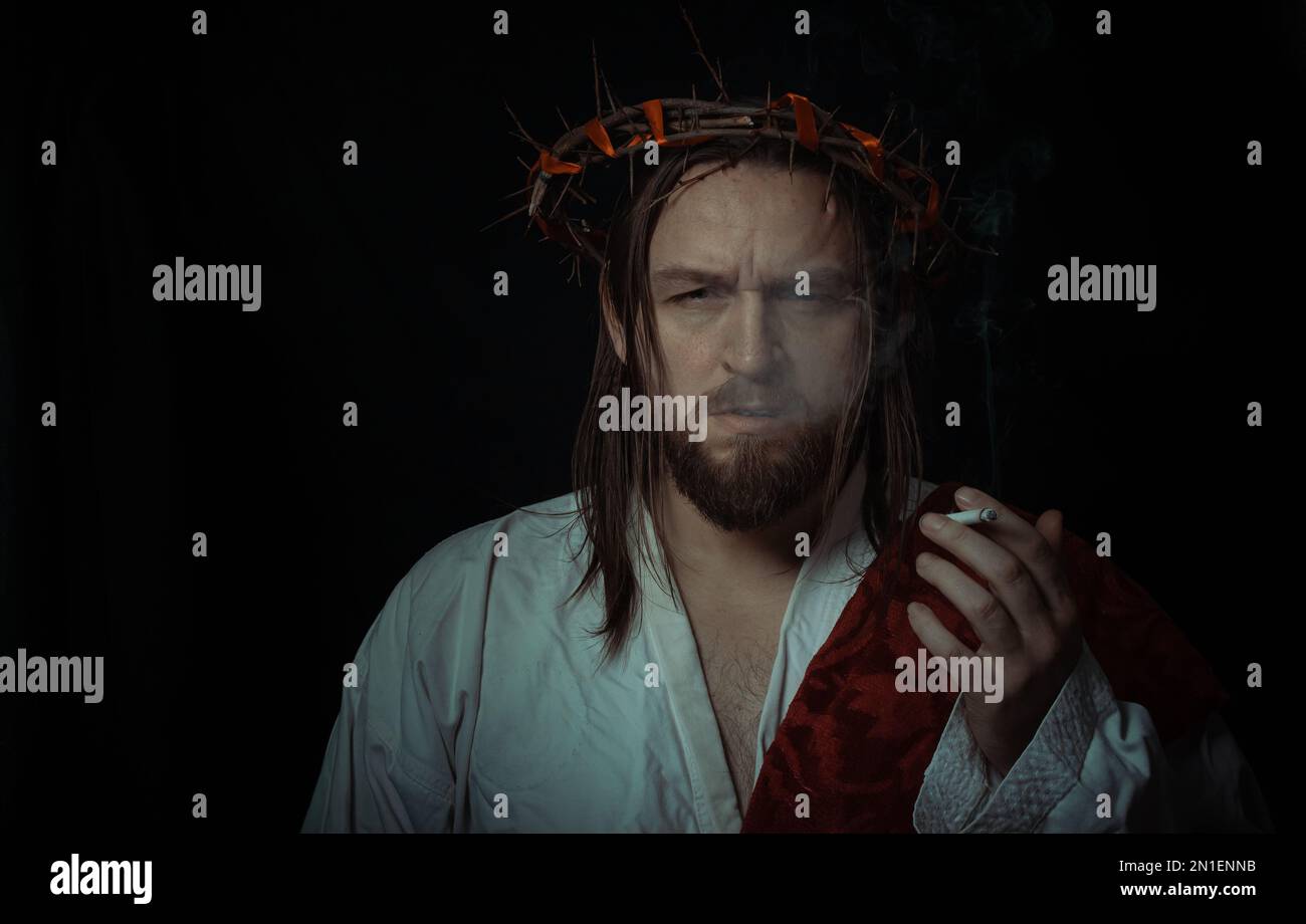 Jésus-Christ fume une cigarette portant une couronne d'épines et de ...