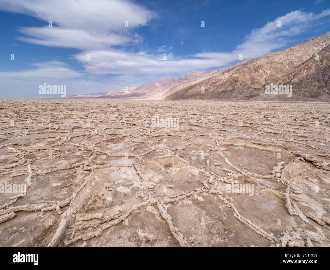 Les eaux salées du bassin de Badwater, le point le plus bas en Amérique ...