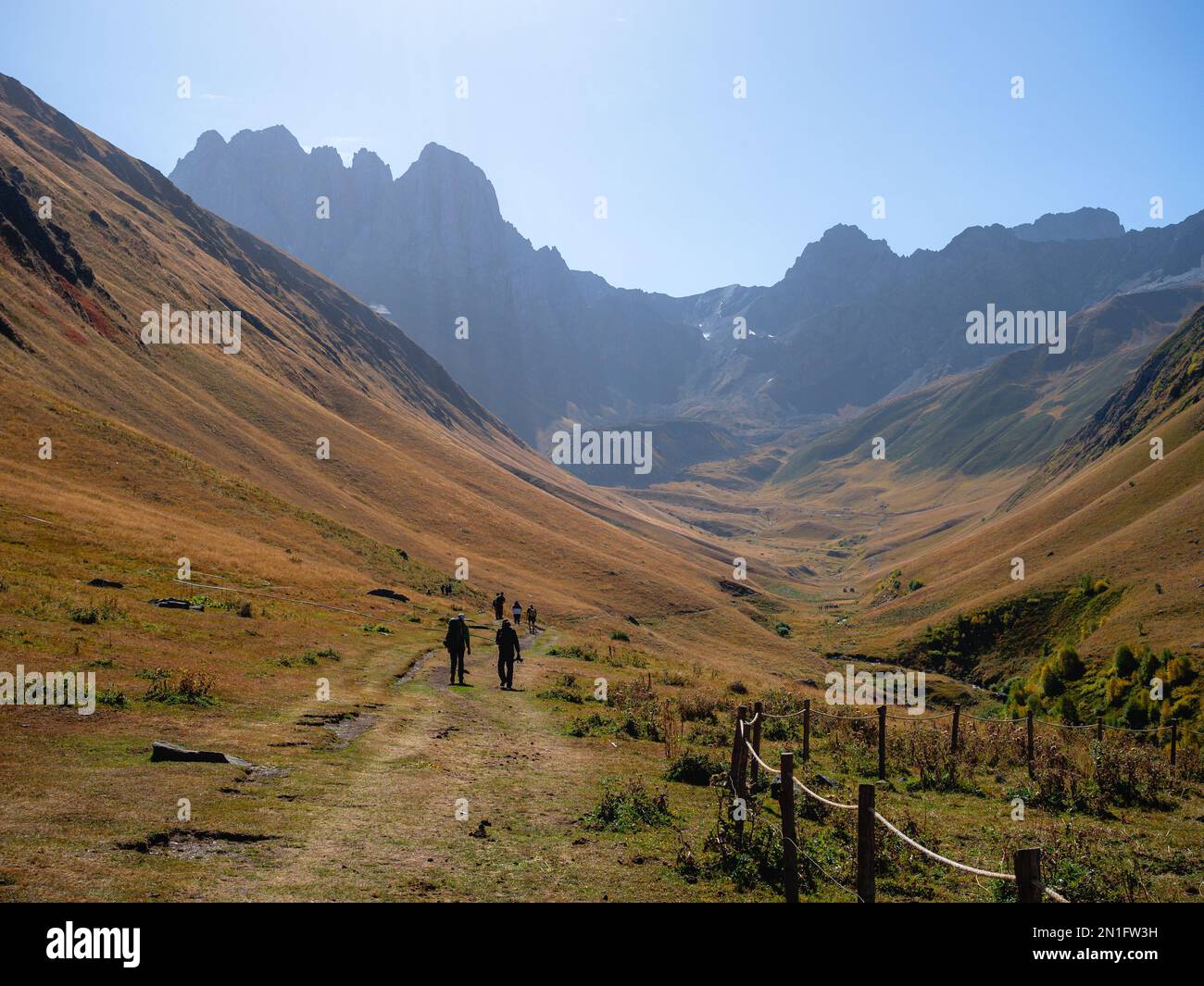 Sentier de roshka via le col de chaukhi Banque de photographies et d ...