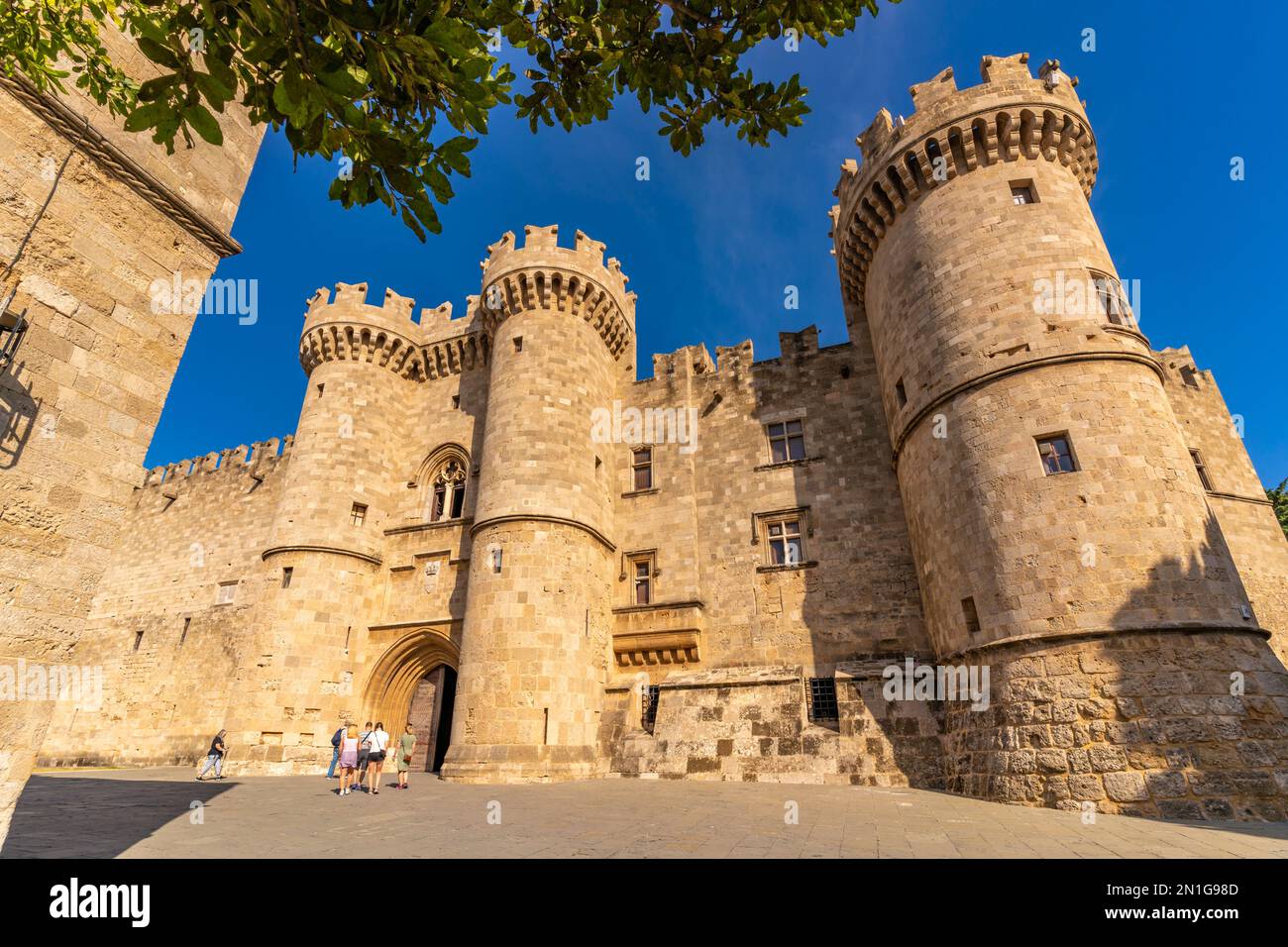 Vue sur le palais du Grand Maître des Chevaliers de Rhodes, la vieille ...
