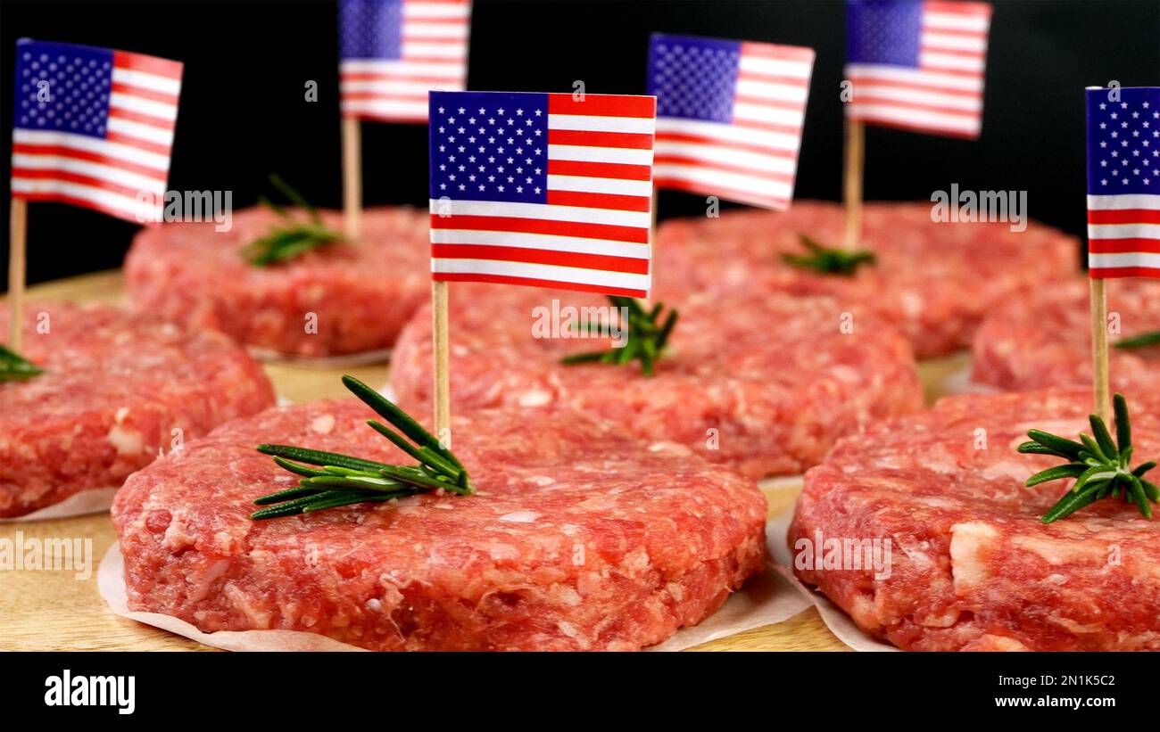 Ronds de côtelettes de bœuf haché cru frais avec drapeau américain et ...
