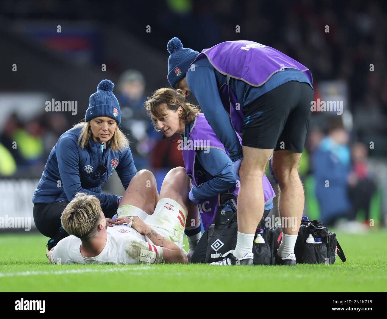 L'Angleterre, Ollie Hassell-Collins (London Irish), qui fait ses débuts, se blesse lors du match ...