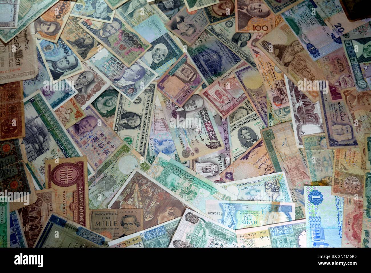 divers vieux billets en espèces de différents pays du monde, pile de ...