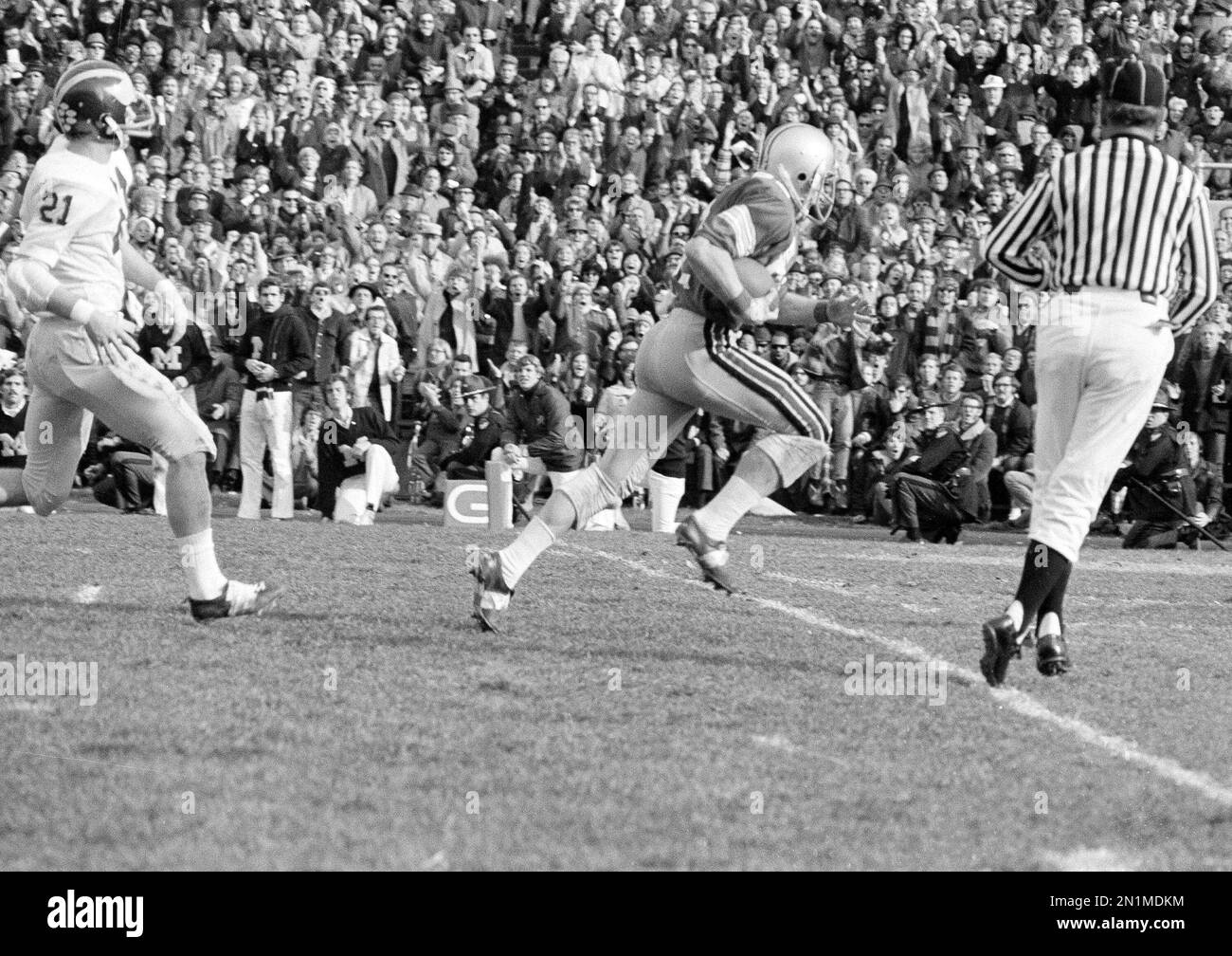Ohio State's Bruce Jankowski (82) scampers across the goal line to ...