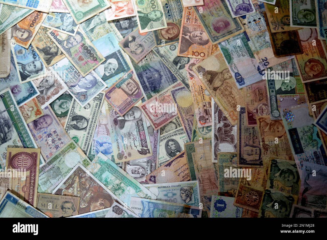 divers vieux billets en espèces de différents pays du monde, pile de ...