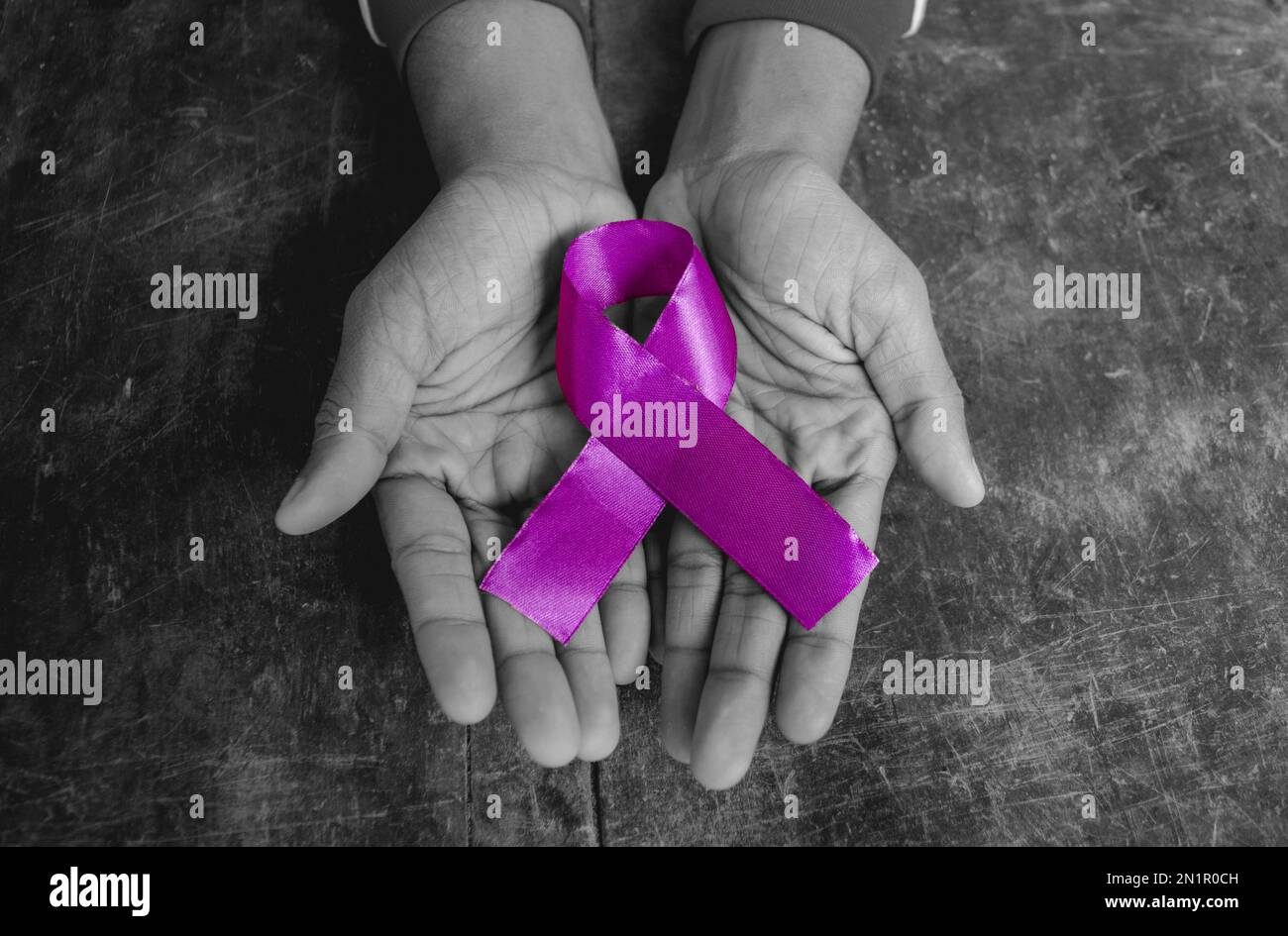 Journée mondiale du cancer. symbole ruban violet représentant la ...