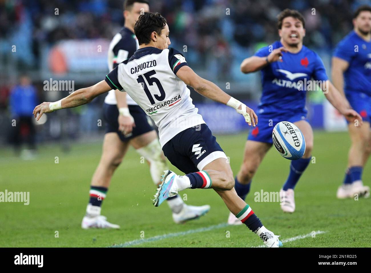 Ange Capuozzo de l'Italie fait le ballon pendant les 2023 six Nations ...