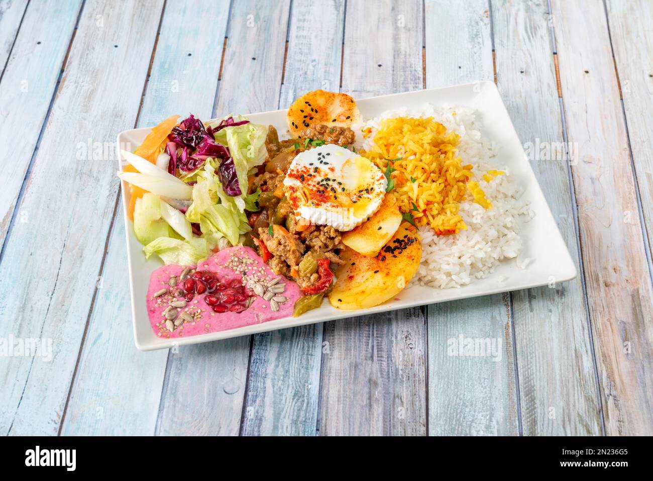 Une assiette combinée de recettes du Moyen-Orient avec du riz, du ...