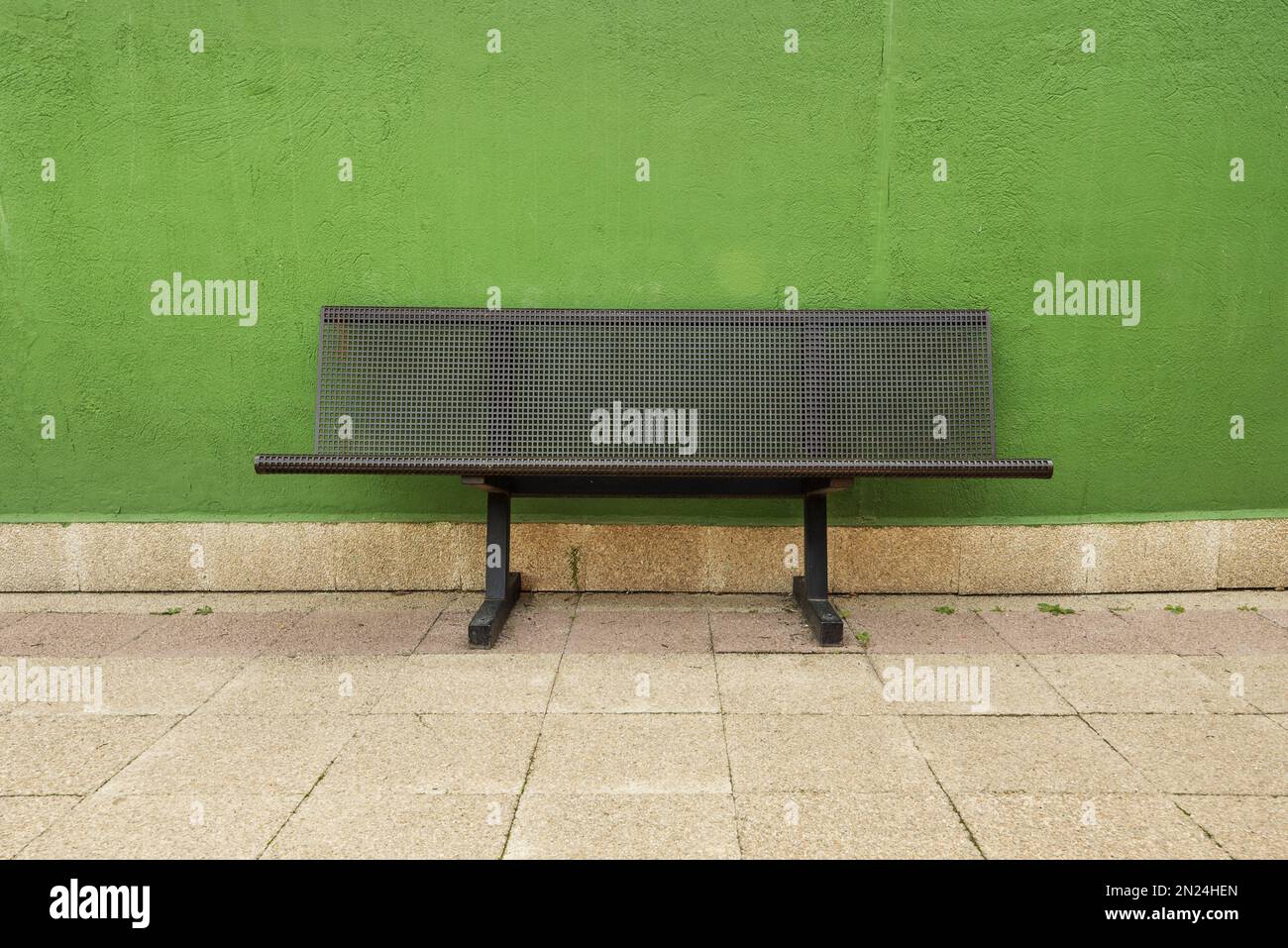 Banc d'extérieur en métal avec surface perforée peinte en gris foncé ...